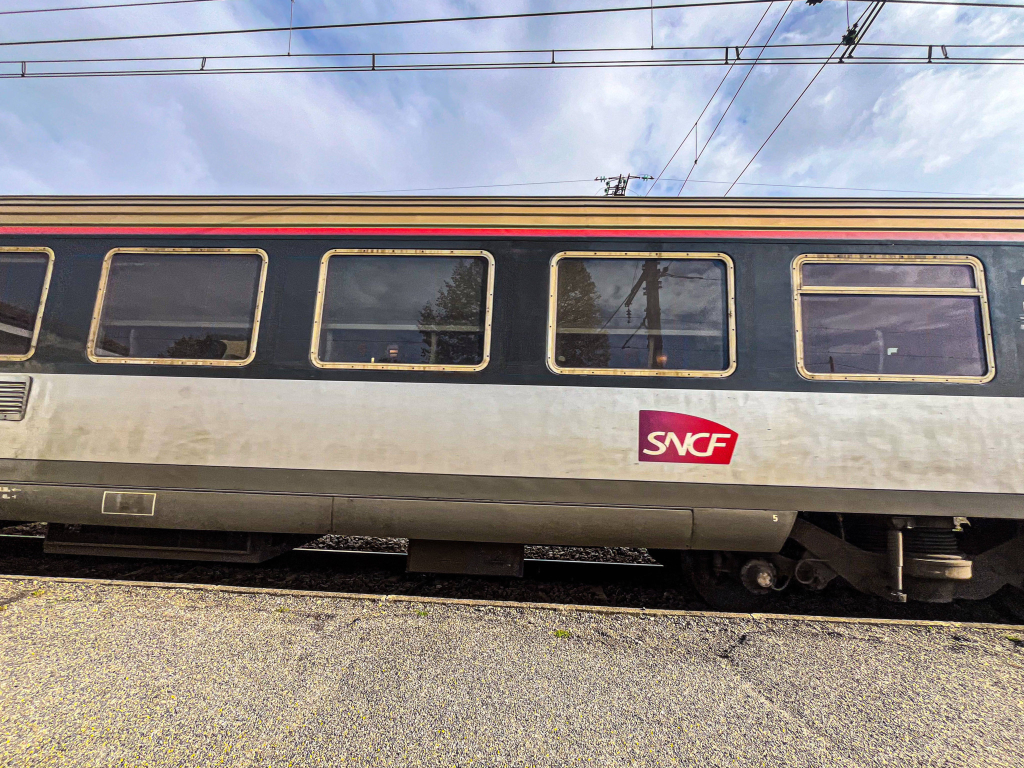 Un train régional prend feu dans une gare d’Isère, 25 personnes intoxiquées