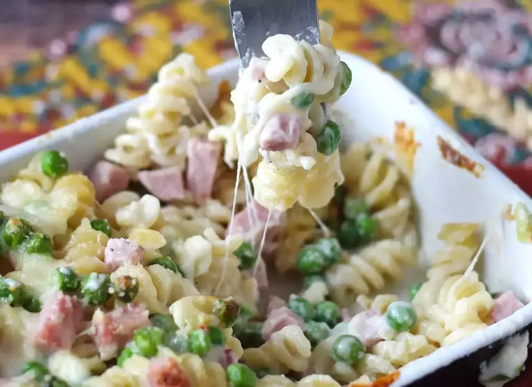 Creamy baked pasta with peas and ham au gratin