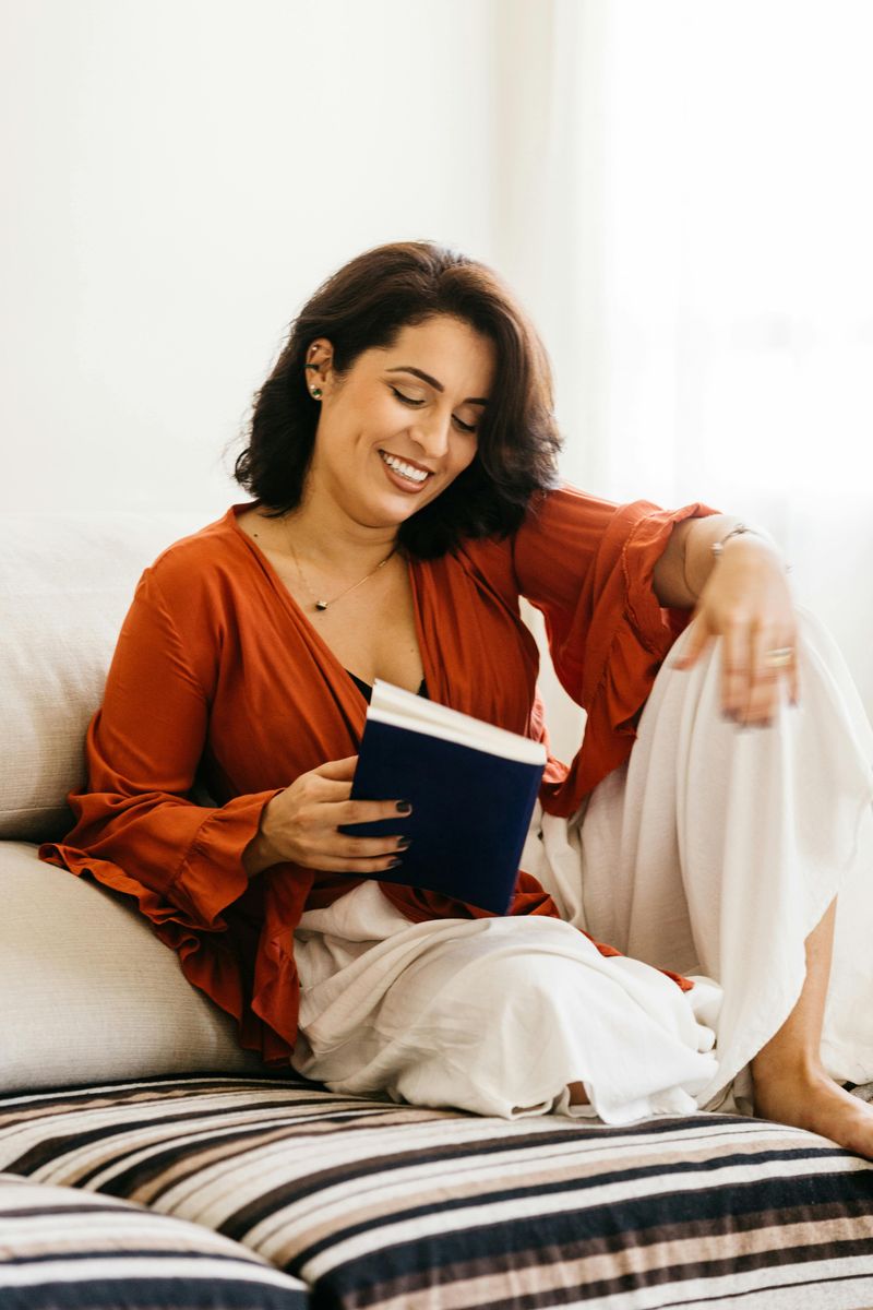 Women with few friends and almost no visitors often share these 12 traits