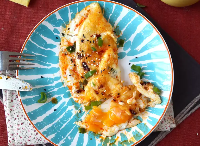 Huevos a la plancha plegados con mozzarella fundida, miel y un toque ...