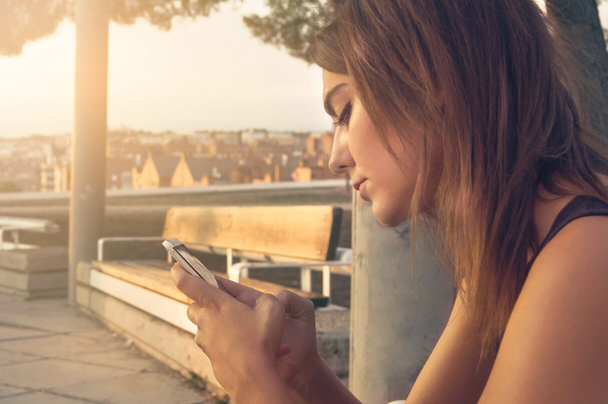 15 subtle signs you're being excluded from a friend group