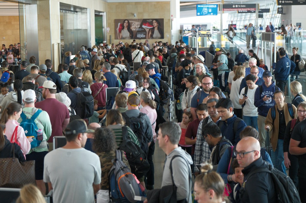 Never-ending pre-dawn TSA line seen snaking outside busy California airport