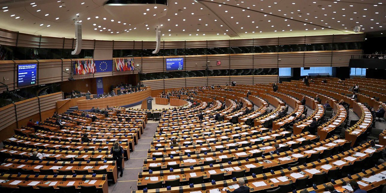 Ευρωκοινοβούλιο: Εγκρίθηκε η απλούστευση κανόνων για την τεχνητή ...