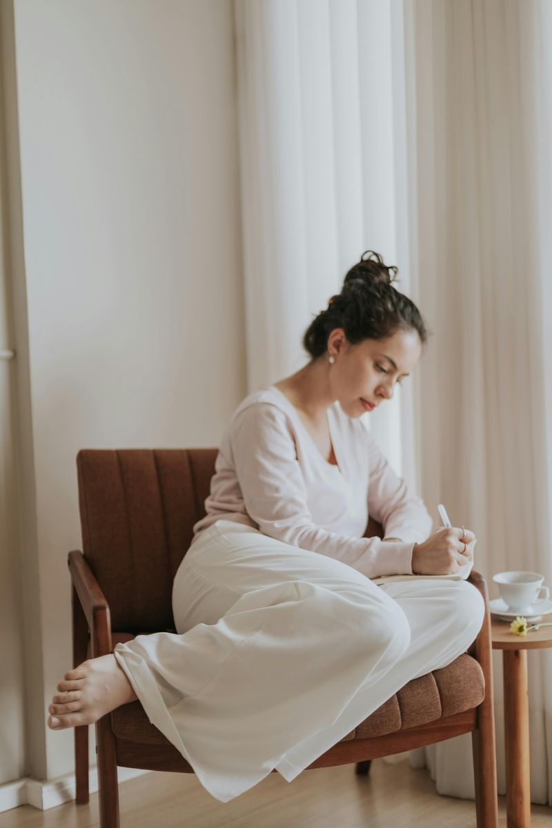 Women with few friends and almost no visitors often share these 12 traits