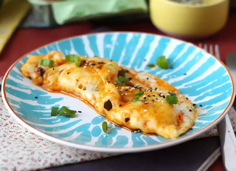 Huevos a la plancha plegados con mozzarella fundida, miel y un toque ...