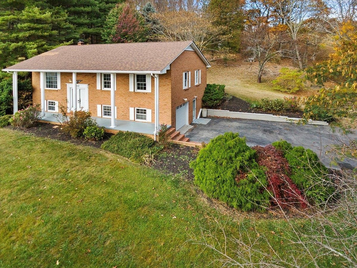 This 1978 Split-Foyer Home in Christiansburg, Virginia, with Scenic ...