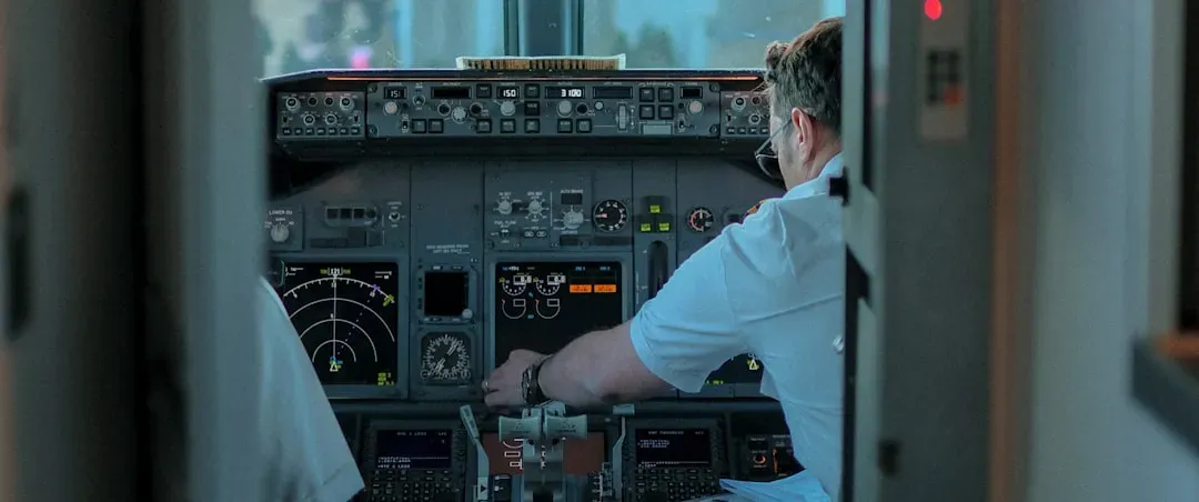 A flight attendant shares 10 habits that help passengers avoid tension ...