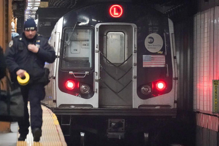 Teen stabbed during clash on board NYC train during morning rush: cops
