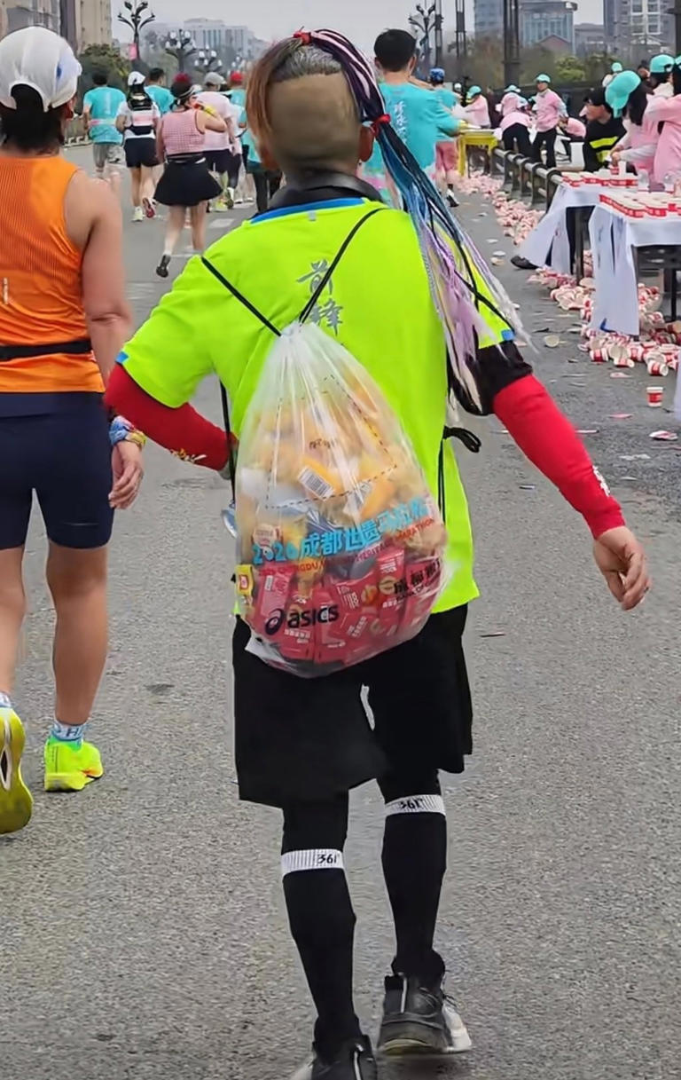 Runner nữ Trung Quốc bị phạt vì xoạc chân trên đường chạy