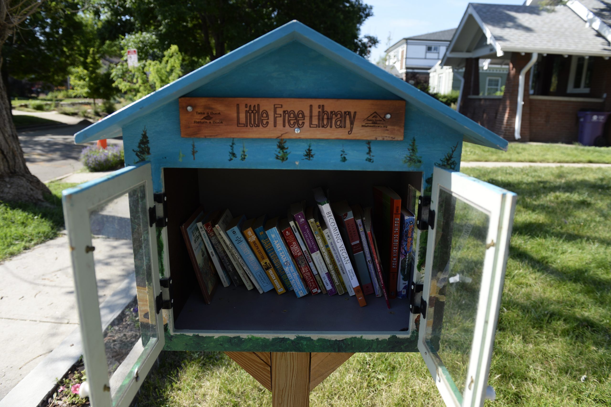 14 places to donate books to make room on your shelves—and give the ...