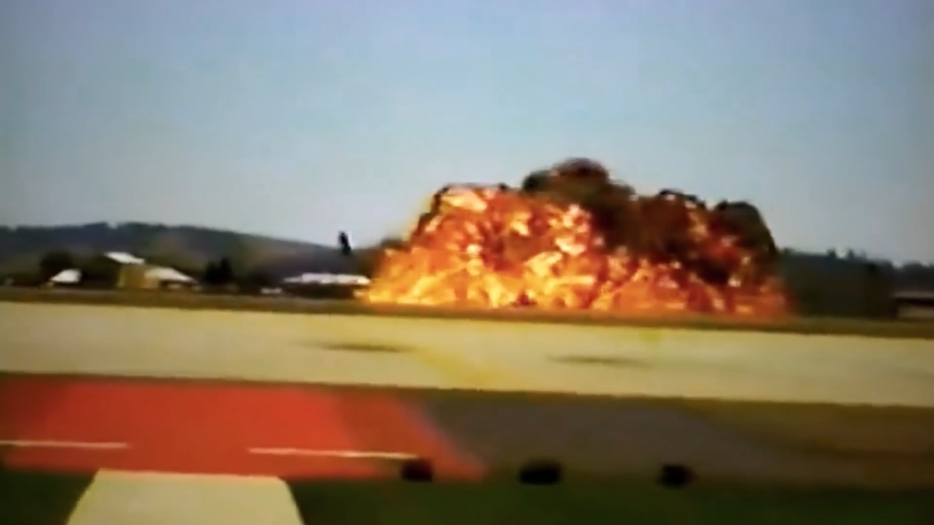 B-52 bomber crashes during airshow rehearsal. Shocking footage caught ...