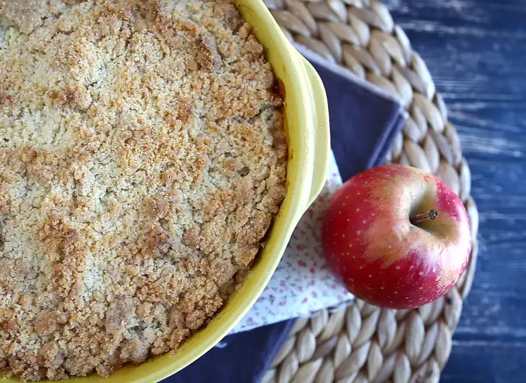 Ekstra gevrek ve eriyen elma-armut crumble