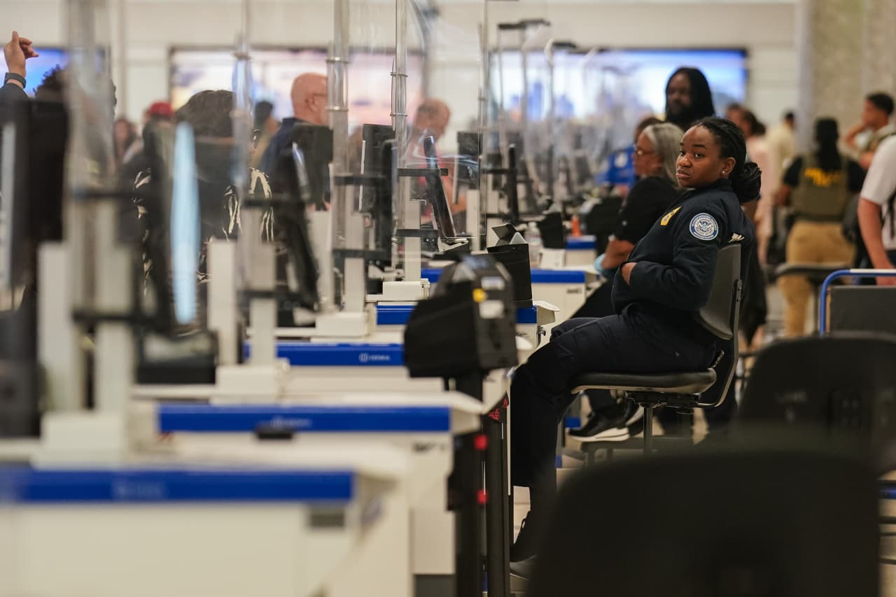 Trump signs order to pay TSA agents. What it means for airport wait times.