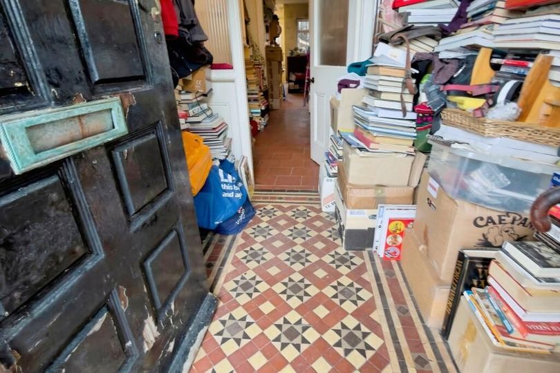 Huge house by the sea full of history and renovation potential