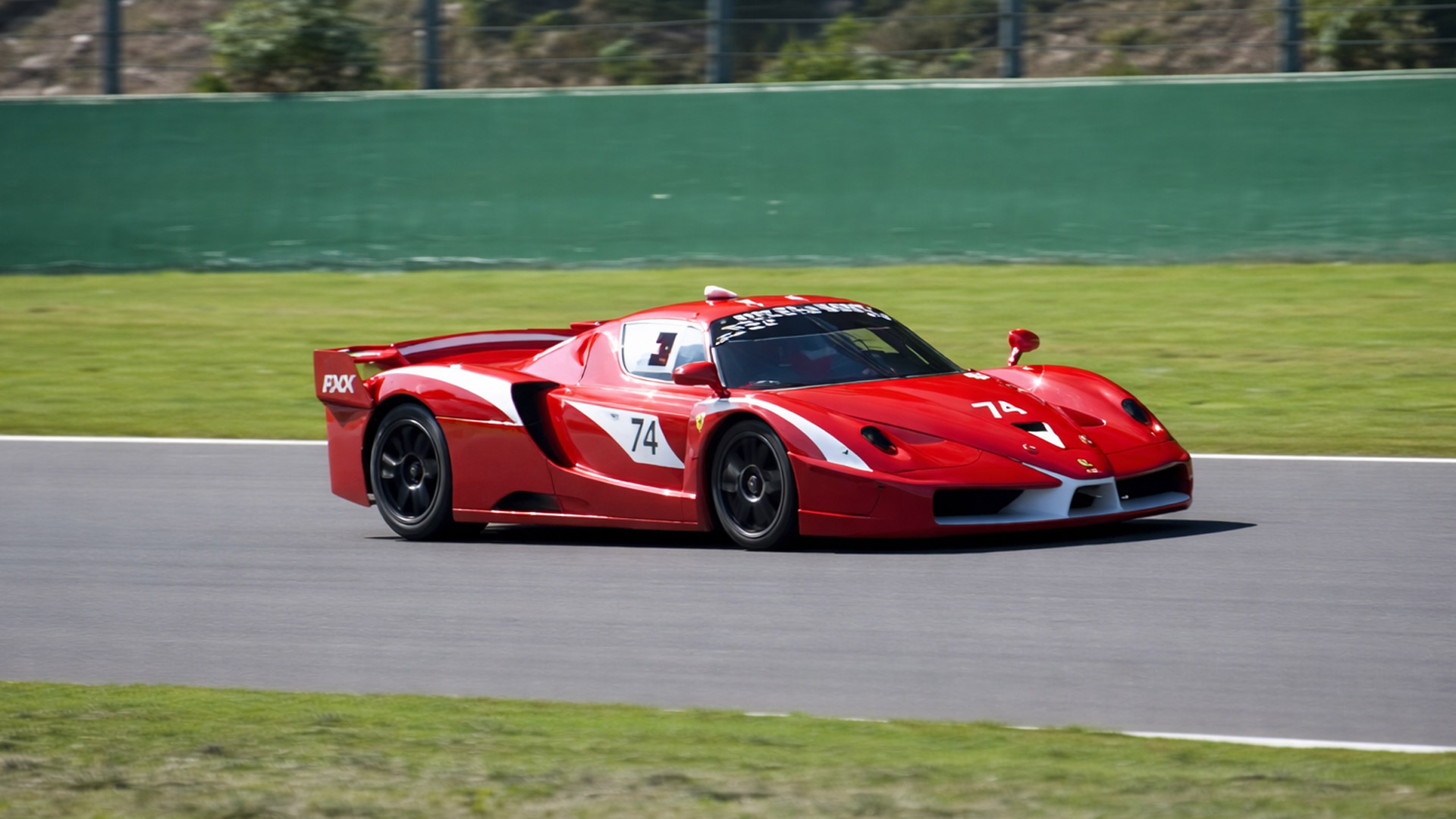 Deze klassieke Ferrari laat een rauw geluid horen op het circuit