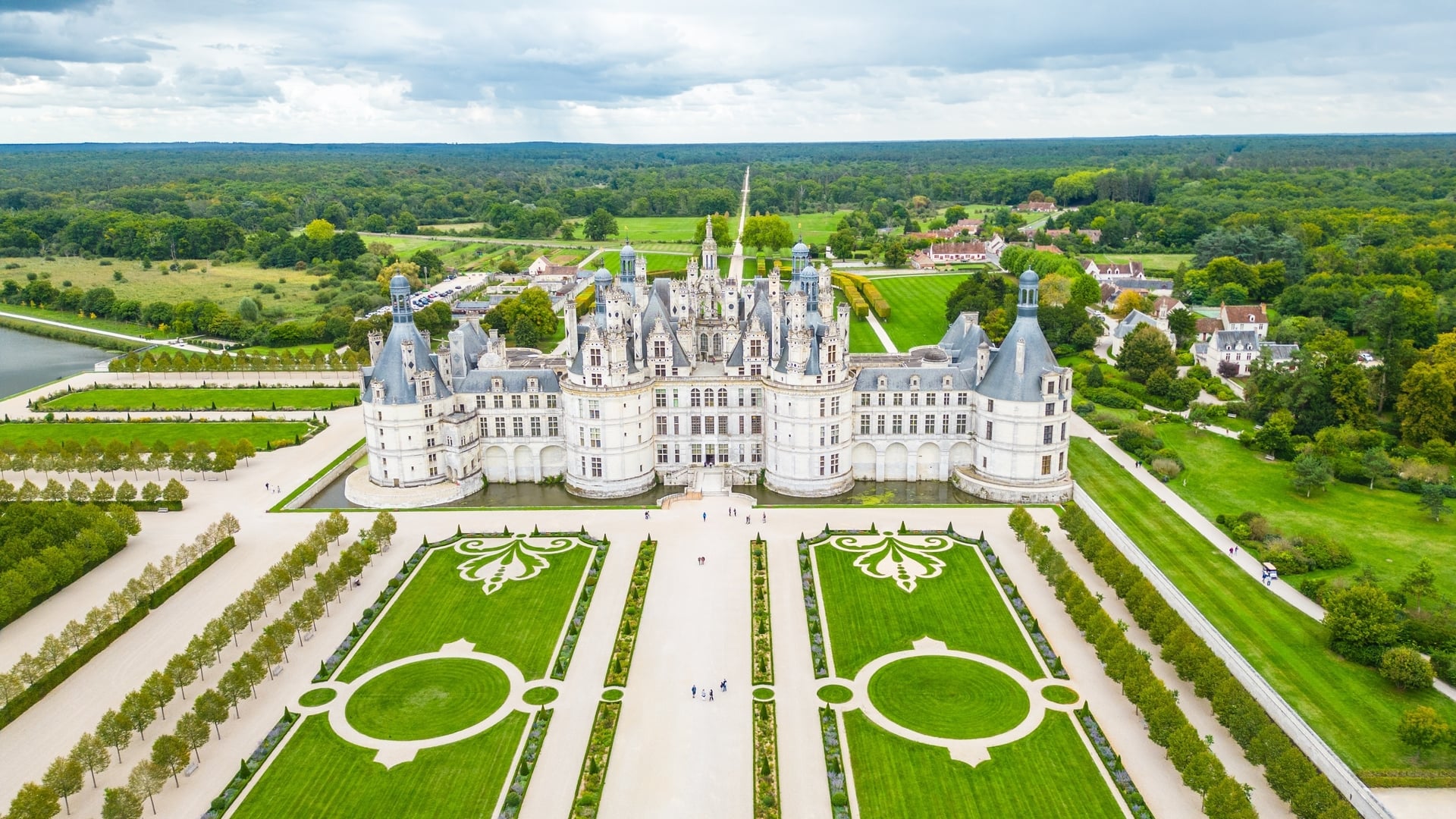À 2h de Paris, ce somptueux château qui a inspiré La Belle et la Bête ...