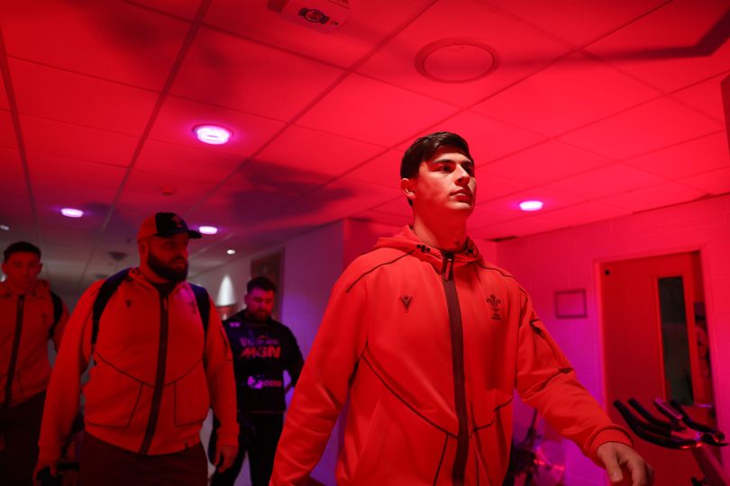Rees-Zammit switched, debut handed out and X factor star Wales just can ...