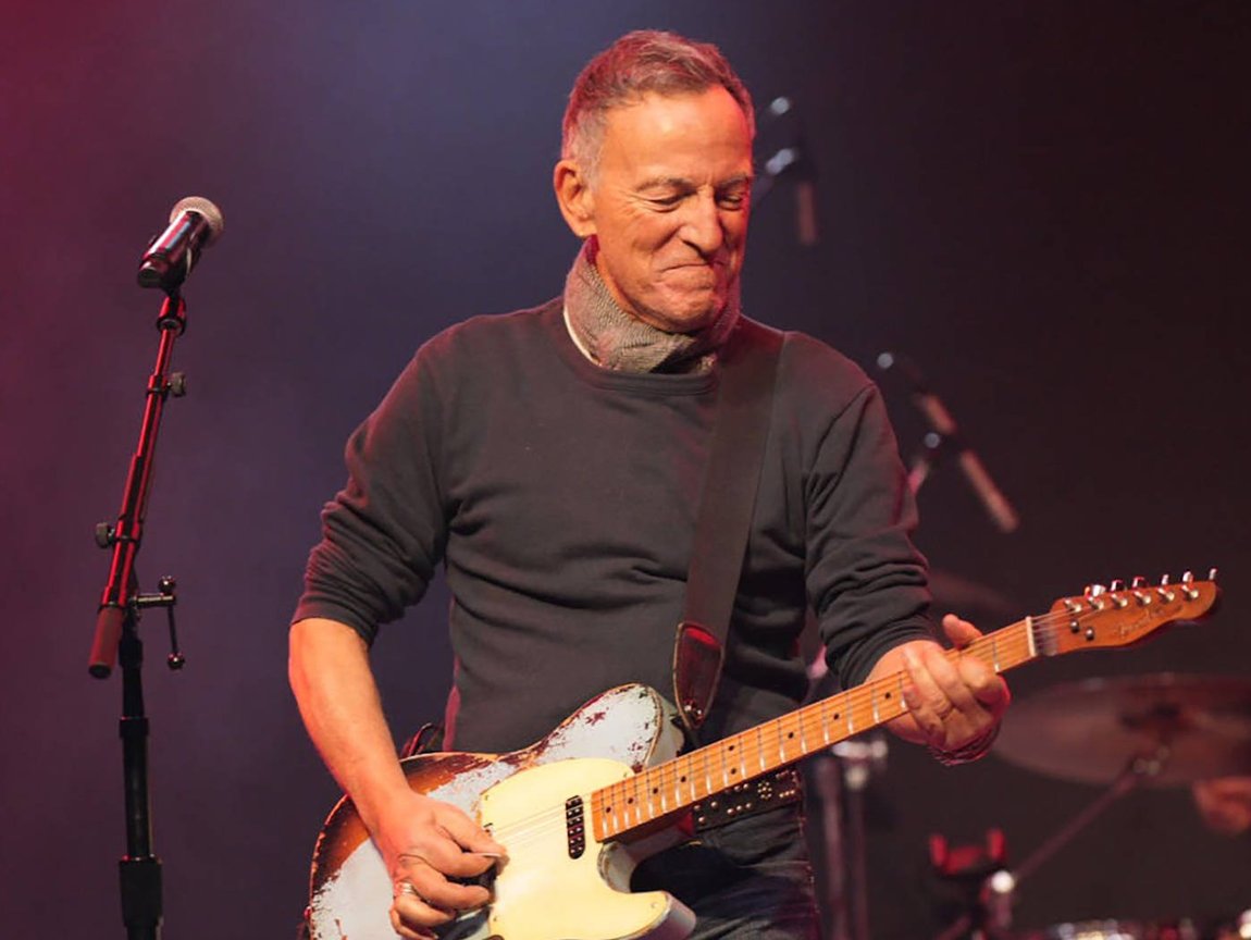 Bruce Springsteen uses award ceremony for political message