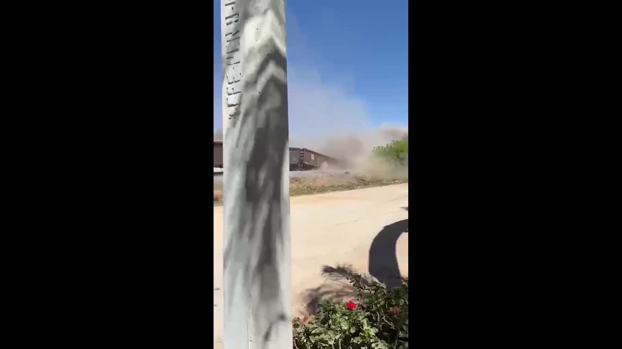 Freight train derails leaving one dead and six injured in Mexico