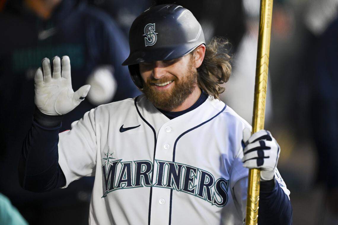A most unique Mariners opener: Fans, players, even the owner talkin ...