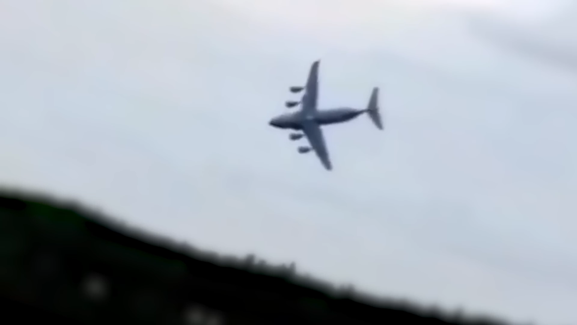 C-17 cargo plane stalls mid-air. Shocking airshow crash caught on camera