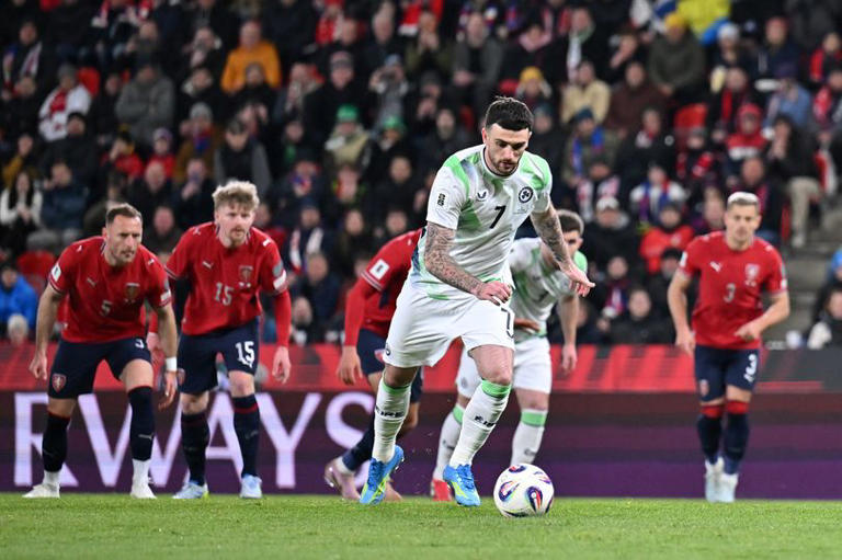 Ireland penalty call sparks fury among World Cup fans - 'Kills football'