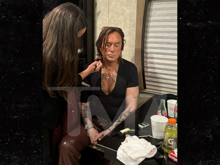 Mickey Rourke back on set filming new movie after his eviction, see pics