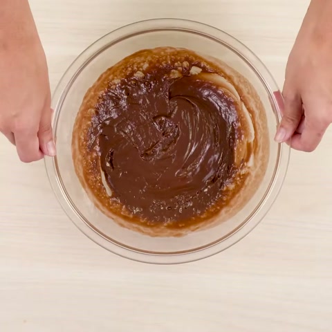 Bolo de chocolate recheado com brigadeiro de maracujá