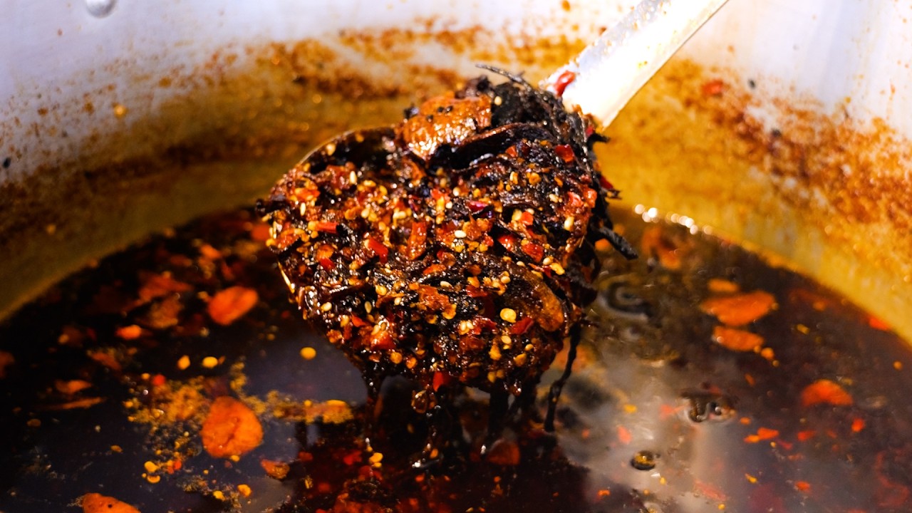 How to make fiery chili oil with 3 types of chilies and fried onions