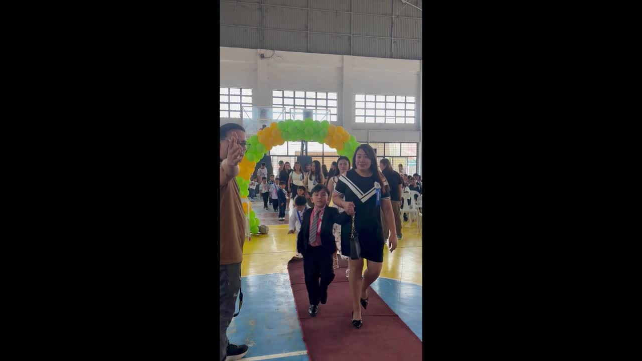 Toddler mischievously falls during kindergarten graduation in Porac ...