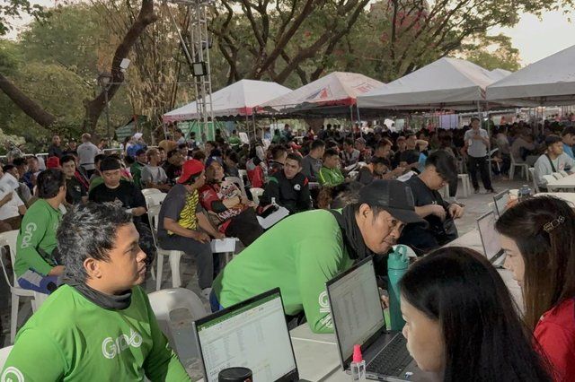 Thousands of riders flock to Quezon Circle for DSWD cash aid