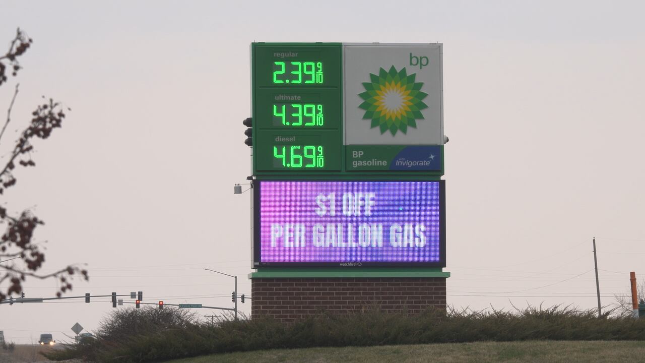 Political group to discount prices at Iowa City gas station