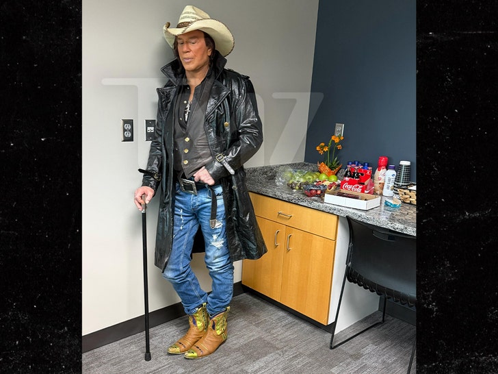 Mickey Rourke back on set filming new movie after his eviction, see pics
