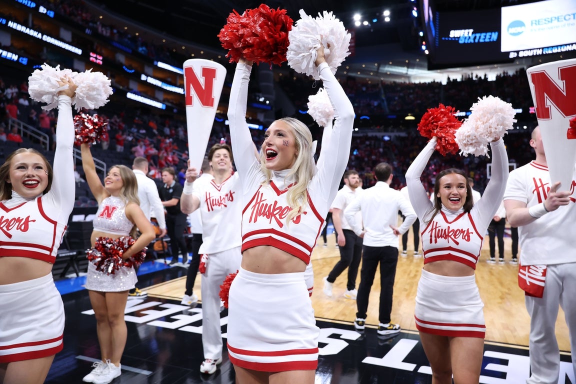 The unforgettable cheerleaders of March Madness, in photos