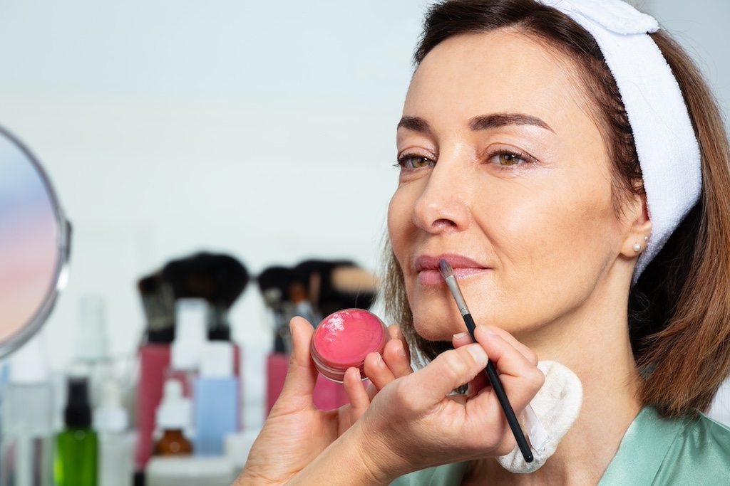 Maquillage après 50 ans : fini le gloss, l'effet « healthy glow » est ...