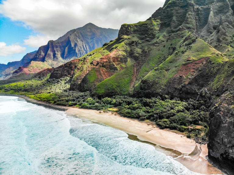 3 killed, 2 injured in tour helicopter crash on Hawaiian island of Kauai