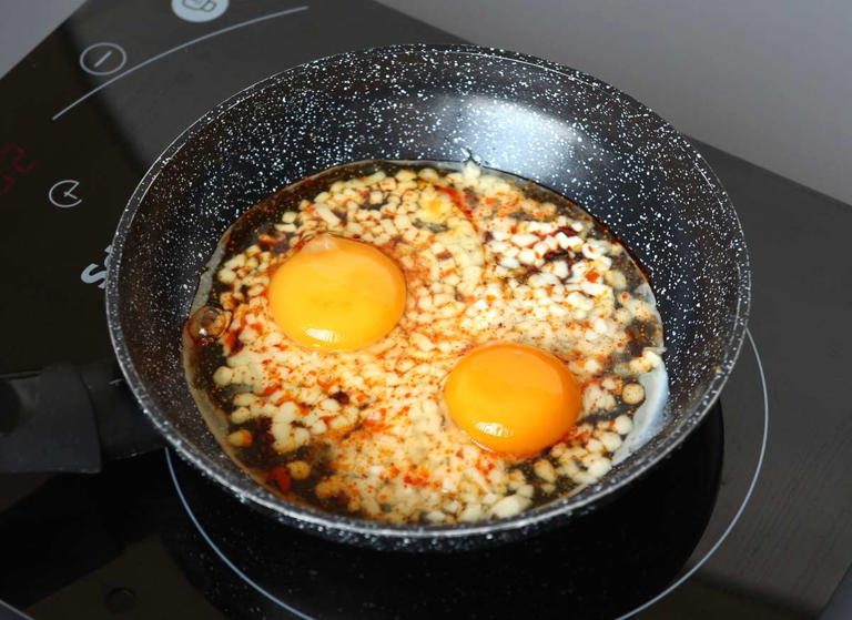 Fried eggs with honey and mozzarella, the sweet, salty and spicy ...