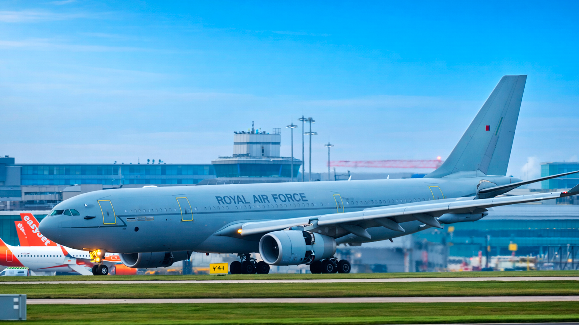 Rare close view of RAF refueling aircraft