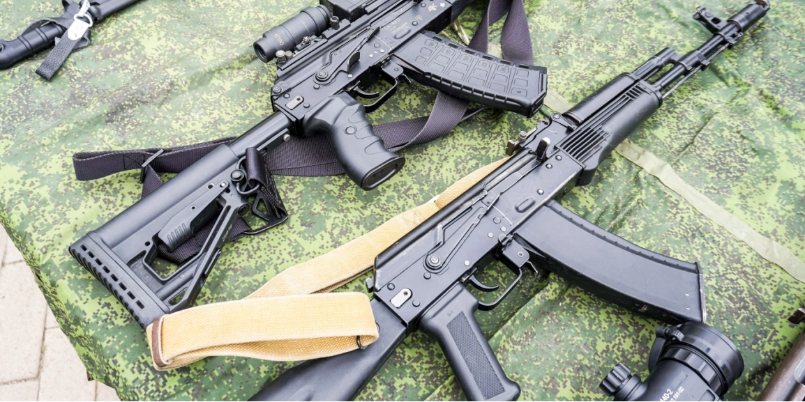 Russian commanders sell weapons on the black market, leaving soldiers ...