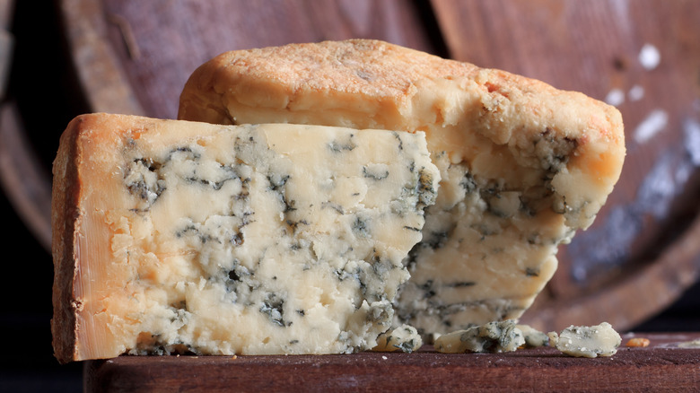 7 unique cheeses to choose for your pot of fondue