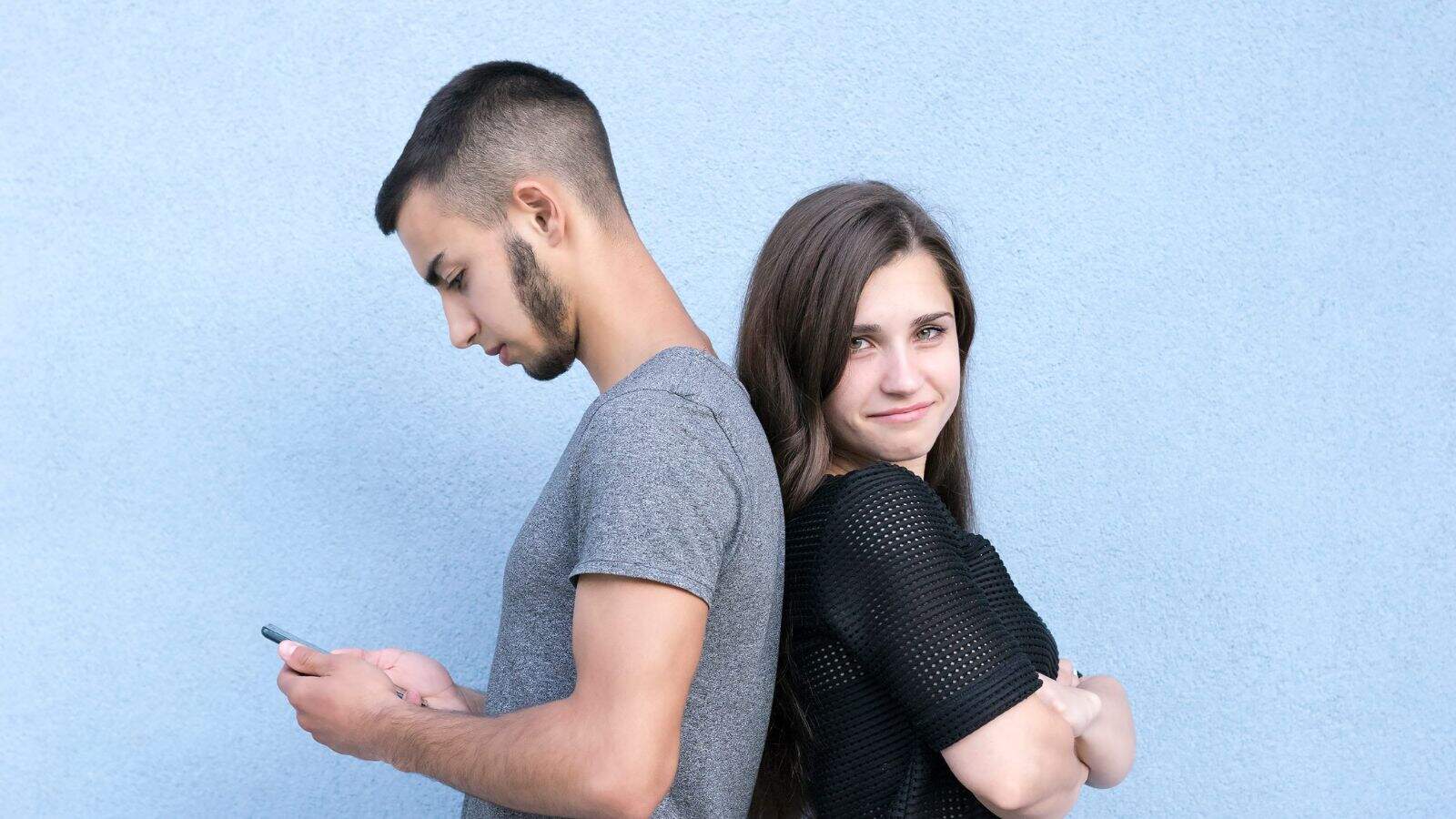 12 little things that quietly push women away