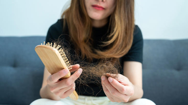 Haarausfall bei Frauen: Formen, Ursachen, Folgen