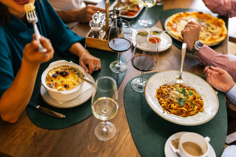 Bonnes manières : ces règles à connaître pour manger un hamburger ...