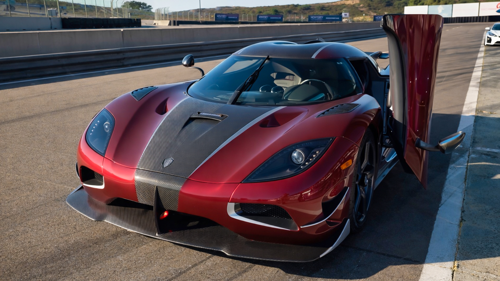 $3,000,000 Koenigsegg Agera seen on race circuit