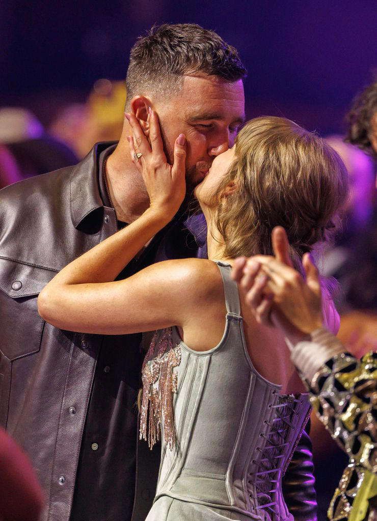 Taylor Swift y Travis Kelce debutan en los iHeartRadio Music Awards ...