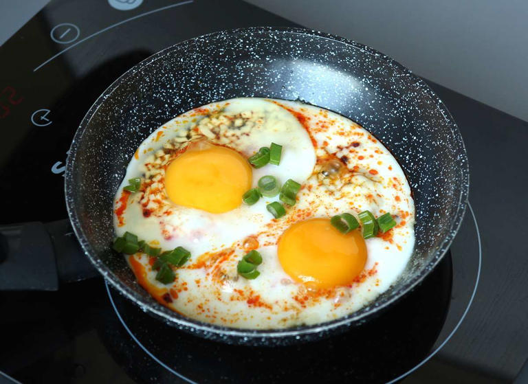 Fried eggs with honey and mozzarella, the sweet, salty and spicy ...