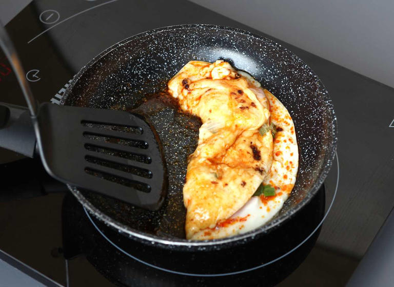 Fried eggs with honey and mozzarella, the sweet, salty and spicy ...