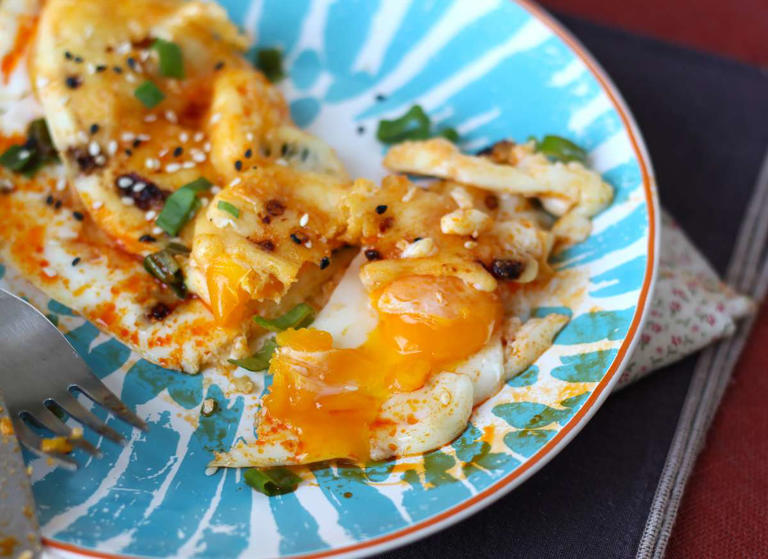 Fried eggs with honey and mozzarella, the sweet, salty and spicy ...