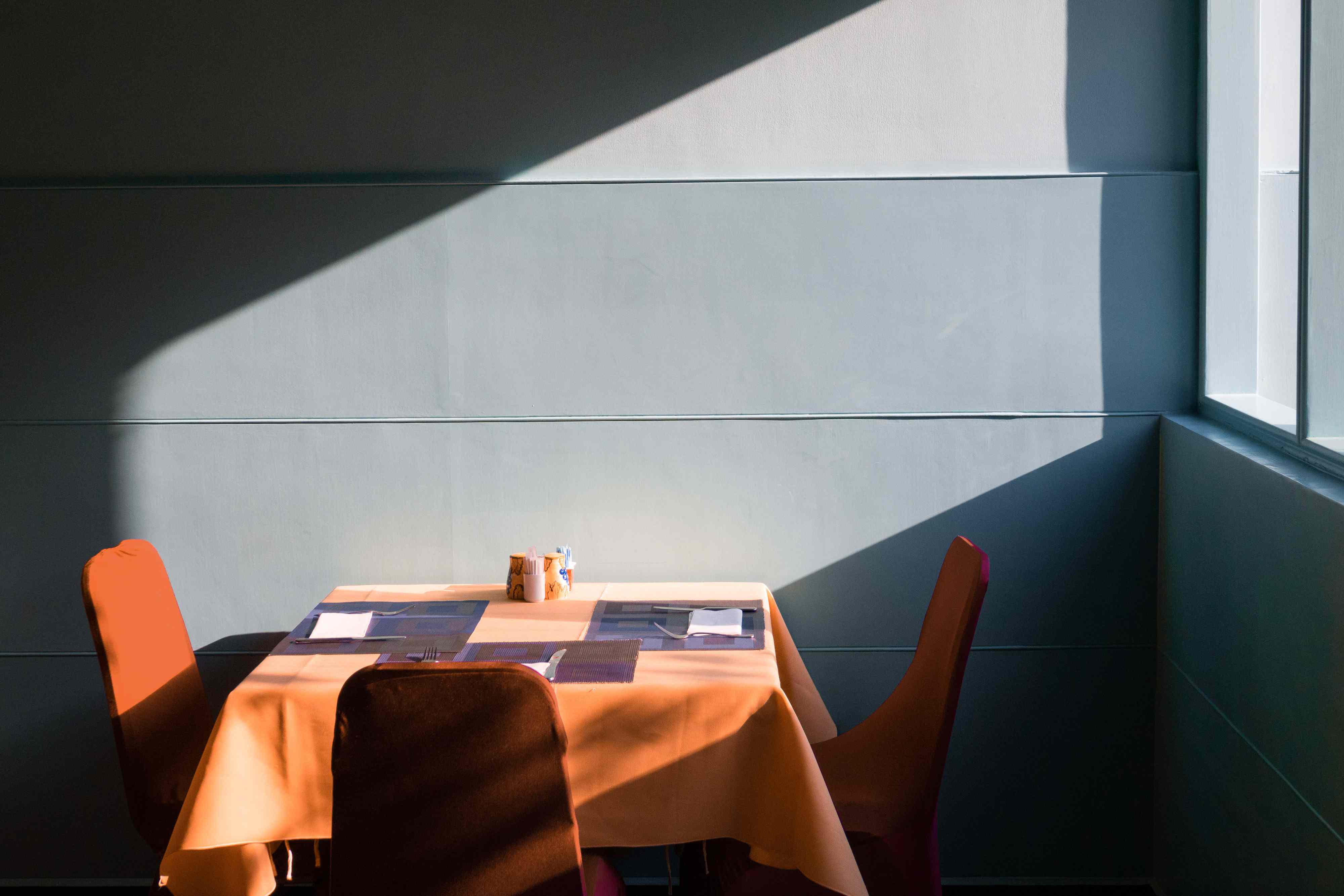 This is how restaurants really decide where you sit