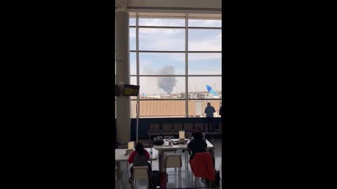 US: Large fire near Newark Liberty International Airport sends thick ...